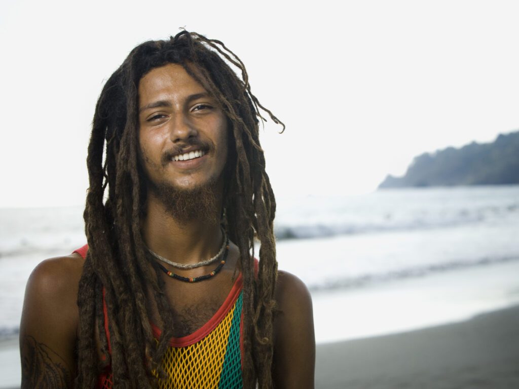 Cómo conseguir rastas: origen, historia, peinados y más ︎
