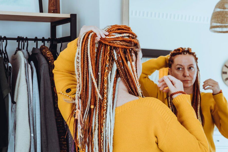 Cómo quitar las escamas de caspa de las rastas: bricolaje paso a paso ︎